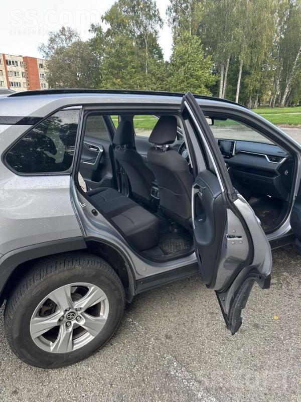 Grey Toyota RAV4 2020 in Aizkraukle, with an engine capacity of 2.00 L and mileage of 108 thousand km for 23300 €, photo 10 on AUTOMOTO.COM.LV