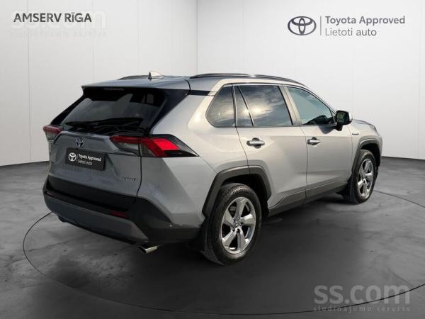 Toyota RAV4 2020 in Riga on AUTOMOTO.COM.LV Grey Toyota RAV4 2020 in Riga, with an engine capacity of 2.50 L and mileage of 100 thousand km for 26900 €, photo 3 on AUTOMOTO.COM.LV
