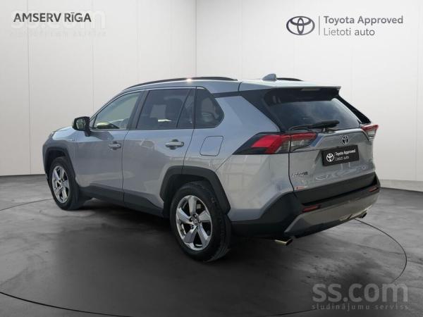 Toyota RAV4 2020 in Riga on AUTOMOTO.COM.LV Grey Toyota RAV4 2020 in Riga, with an engine capacity of 2.50 L and mileage of 100 thousand km for 26900 €, photo 5 on AUTOMOTO.COM.LV