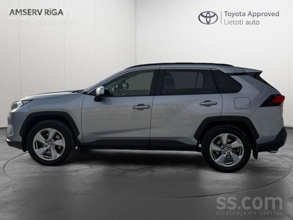 Toyota RAV4 2020 in Riga on AUTOMOTO.COM.LV Grey Toyota RAV4 2020 in Riga, with an engine capacity of 2.50 L and mileage of 100 thousand km for 26900 €, photo 8 on AUTOMOTO.COM.LV