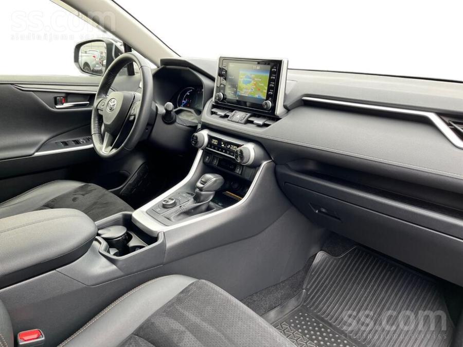 Grey Toyota RAV4 2020 in Riga, with an engine capacity of 2.50 L and mileage of 73 thousand km for 27990 €, photo 7 on AUTOMOTO.COM.LV