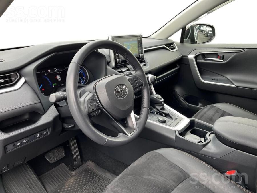 Grey Toyota RAV4 2020 in Riga, with an engine capacity of 2.50 L and mileage of 73 thousand km for 27990 €, photo 12 on AUTOMOTO.COM.LV