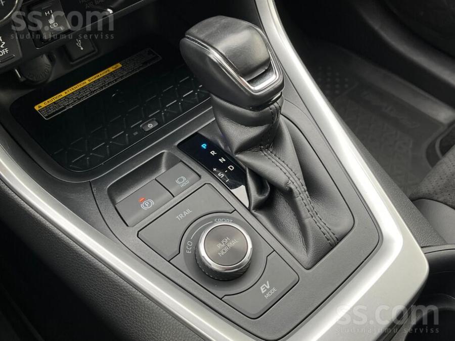 Grey Toyota RAV4 2020 in Riga, with an engine capacity of 2.50 L and mileage of 73 thousand km for 27990 €, photo 17 on AUTOMOTO.COM.LV