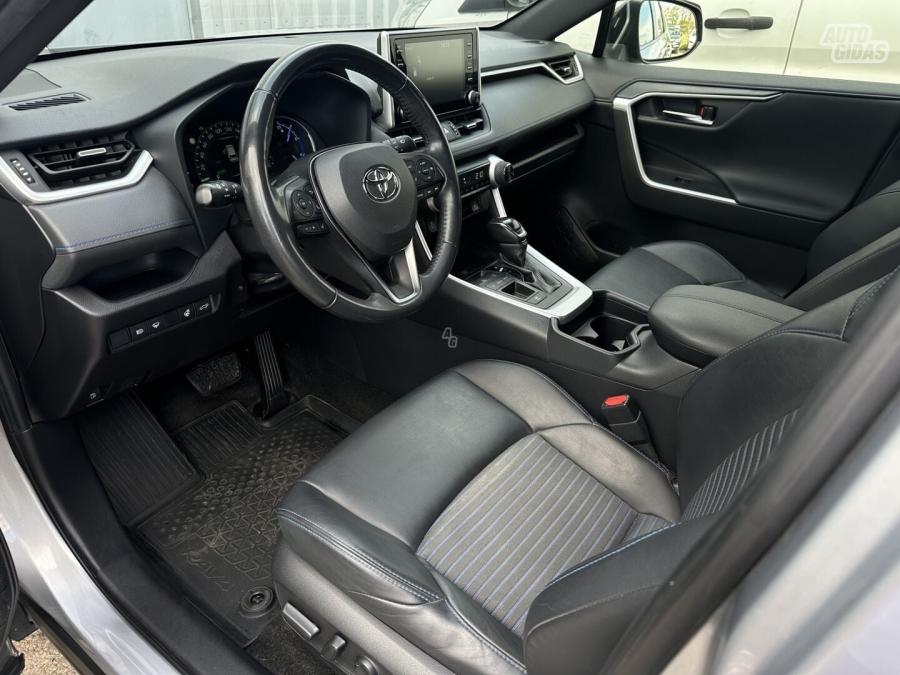 Pelēks Toyota RAV4 2020 Kauņa, ar dzinēja tilpumu 2.50 L un nobraukumu 135 tūkst. km par 26992 €, foto 10 vietnē AUTOMOTO.COM.LV