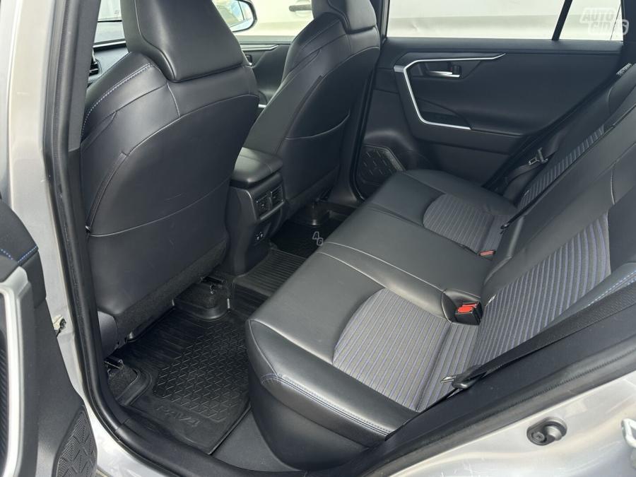 Pelēks Toyota RAV4 2020 Kauņa, ar dzinēja tilpumu 2.50 L un nobraukumu 135 tūkst. km par 26992 €, foto 12 vietnē AUTOMOTO.COM.LV