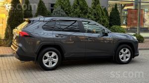 Pelēks Toyota RAV4 2020 Rīga, ar dzinēja tilpumu 2.00 L un nobraukumu 144 tūkst. km par 19500 €, foto 3 vietnē AUTOMOTO.COM.LV