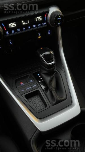 Pelēks Toyota RAV4 2020 Rīga, ar dzinēja tilpumu 2.00 L un nobraukumu 144 tūkst. km par 19500 €, foto 14 vietnē AUTOMOTO.COM.LV