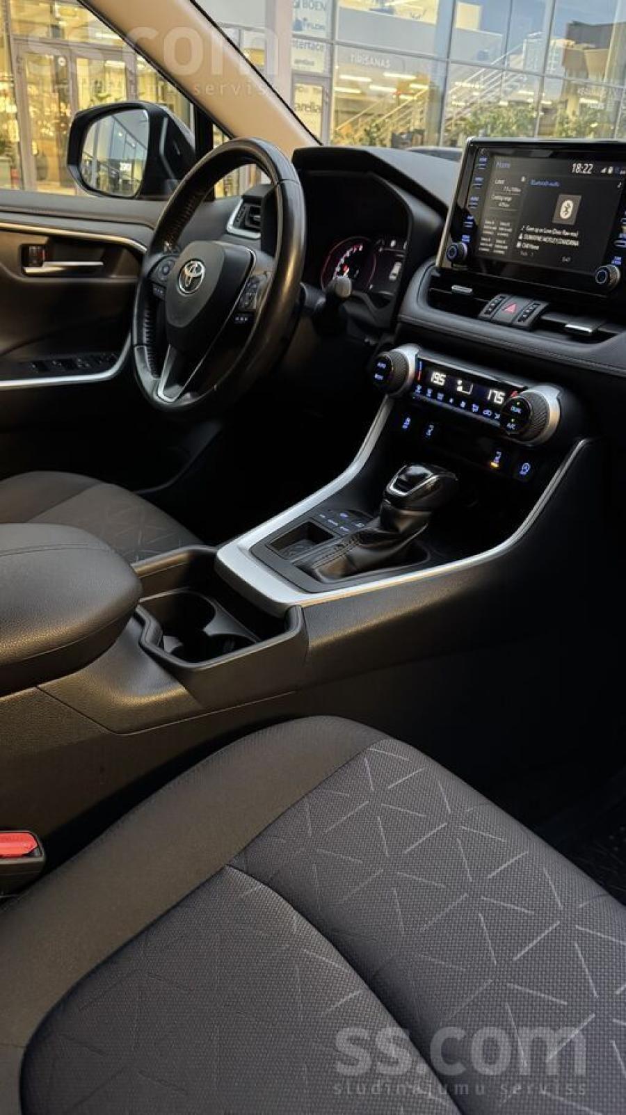 Pelēks Toyota RAV4 2020 Rīga, ar dzinēja tilpumu 2.00 L un nobraukumu 144 tūkst. km par 19500 €, foto 24 vietnē AUTOMOTO.COM.LV