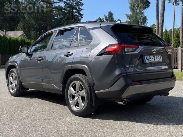 Grey Toyota RAV4 2021 in Riga, with an engine capacity of 2.00 L and mileage of 44 thousand km for 24500 €, photo 3 on AUTOMOTO.COM.LV