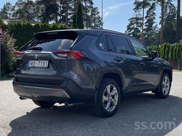 Grey Toyota RAV4 2021 in Riga, with an engine capacity of 2.00 L and mileage of 44 thousand km for 24500 €, photo 5 on AUTOMOTO.COM.LV