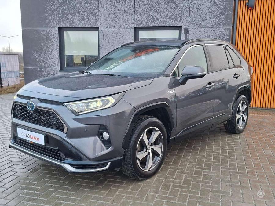 Grey Toyota RAV4 2021 in Vilnius, with an engine capacity of 2.49 L and mileage of 122 thousand km for 30990 €, photo 1 on AUTOMOTO.COM.LV