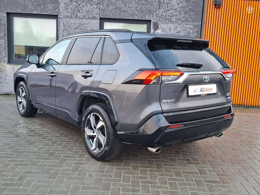Grey Toyota RAV4 2021 in Vilnius, with an engine capacity of 2.49 L and mileage of 122 thousand km for 30990 €, photo 4 on AUTOMOTO.COM.LV