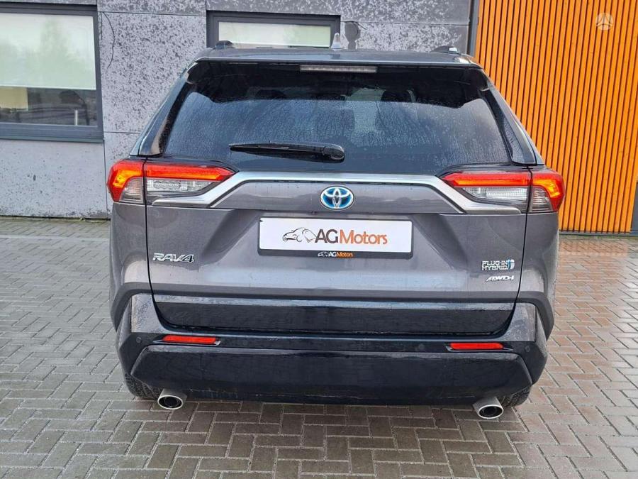 Grey Toyota RAV4 2021 in Vilnius, with an engine capacity of 2.49 L and mileage of 122 thousand km for 30990 €, photo 5 on AUTOMOTO.COM.LV