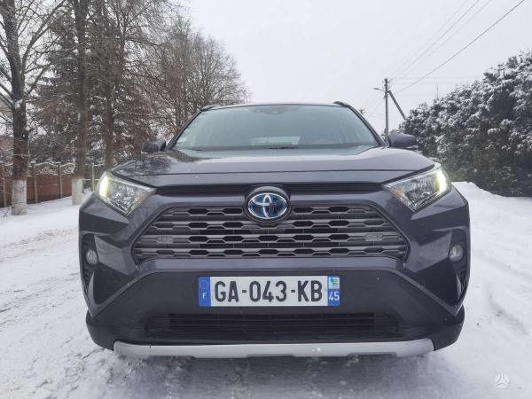 Grey Toyota RAV4 2021 in Kaunas, with an engine capacity of 2.49 L and mileage of 105 thousand km for 14500 €, photo 1 on AUTOMOTO.COM.LV