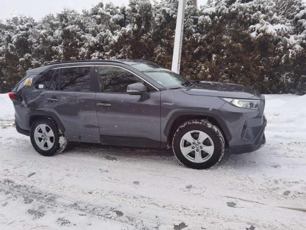 Grey Toyota RAV4 2021 in Kaunas, with an engine capacity of 2.49 L and mileage of 105 thousand km for 14500 €, photo 4 on AUTOMOTO.COM.LV