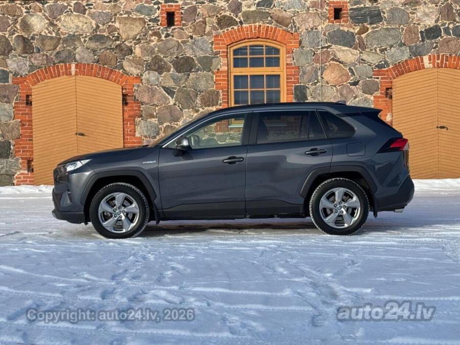 Grey Toyota RAV4 2021 in Tallinn, with an engine capacity of 2.50 L and mileage of 90 thousand km for 29000 €, photo 2 on AUTOMOTO.COM.LV