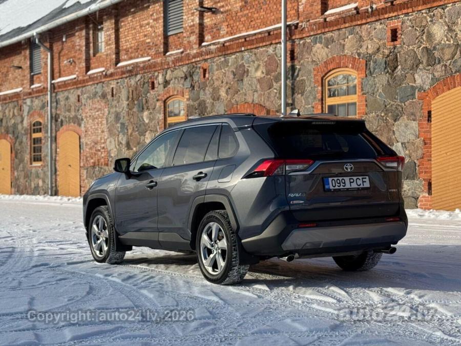Grey Toyota RAV4 2021 in Tallinn, with an engine capacity of 2.50 L and mileage of 90 thousand km for 29000 €, photo 3 on AUTOMOTO.COM.LV