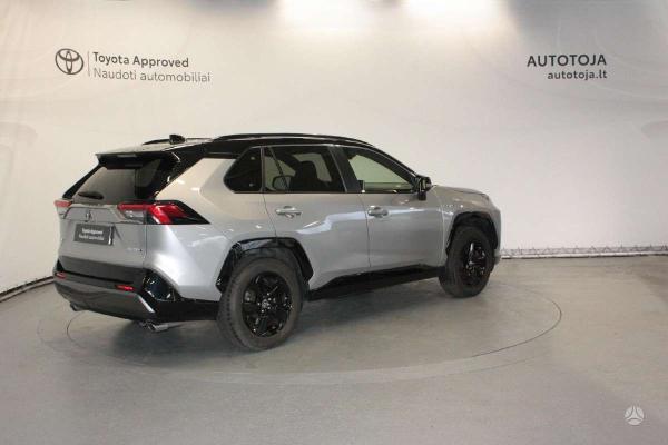 Pelēks Toyota RAV4 2021 Kauņa, ar dzinēja tilpumu 2.49 L un nobraukumu 100 tūkst. km par 31900 €, foto 2 vietnē AUTOMOTO.COM.LV