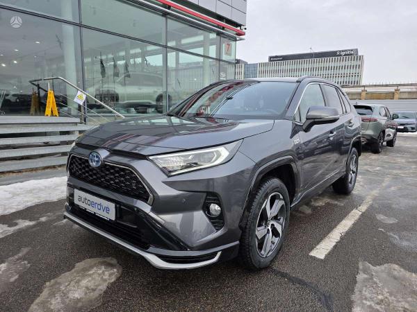 Grey Toyota RAV4 2021 in Vilnius, with an engine capacity of 2.49 L and mileage of 90 thousand km for 32480 €, photo 1 on AUTOMOTO.COM.LV