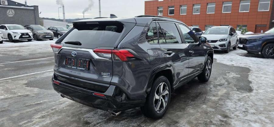 Grey Toyota RAV4 2021 in Vilnius, with an engine capacity of 2.49 L and mileage of 90 thousand km for 32480 €, photo 4 on AUTOMOTO.COM.LV