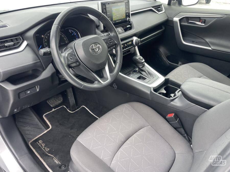 Grey Toyota RAV4 2021 in Kaunas, with an engine capacity of 2.50 L and mileage of 201 thousand km for 20950 €, photo 20 on AUTOMOTO.COM.LV
