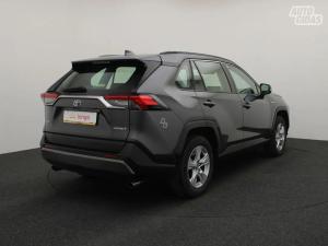 Pelēks Toyota RAV4 2021 Viļņa, ar dzinēja tilpumu 2.50 L un nobraukumu 184 tūkst. km par 23299 €, foto 8 vietnē AUTOMOTO.COM.LV
