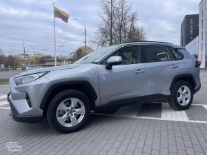Pelēks Toyota RAV4 2021 Kauņa, ar dzinēja tilpumu 2.50 L un nobraukumu 201 tūkst. km par 20700 €, foto  vietnē AUTOMOTO.COM.LV