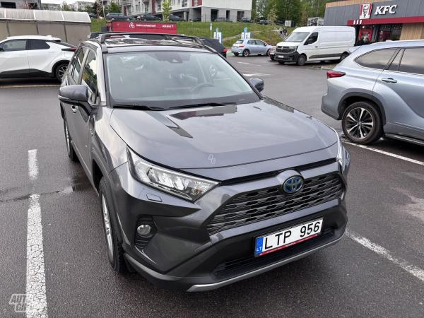 Pelēks Toyota RAV4 2021 Viļņa, ar dzinēja tilpumu 2.50 L un nobraukumu 86 tūkst. km par 28500 €, foto 2 vietnē AUTOMOTO.COM.LV