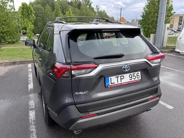 Pelēks Toyota RAV4 2021 Viļņa, ar dzinēja tilpumu 2.50 L un nobraukumu 86 tūkst. km par 28500 €, foto 4 vietnē AUTOMOTO.COM.LV