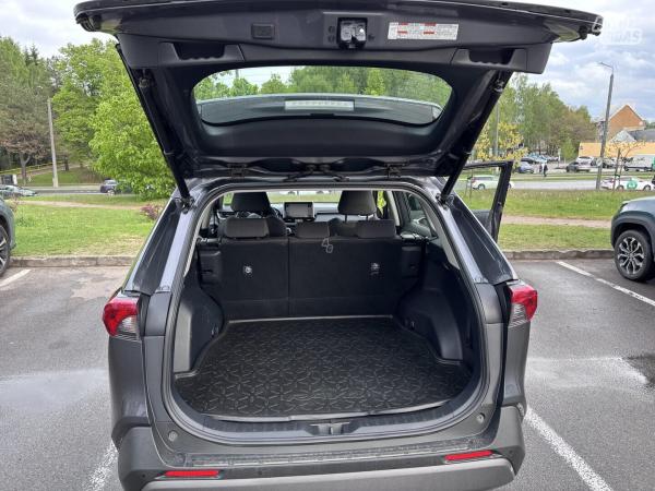 Pelēks Toyota RAV4 2021 Viļņa, ar dzinēja tilpumu 2.50 L un nobraukumu 86 tūkst. km par 28500 €, foto 5 vietnē AUTOMOTO.COM.LV