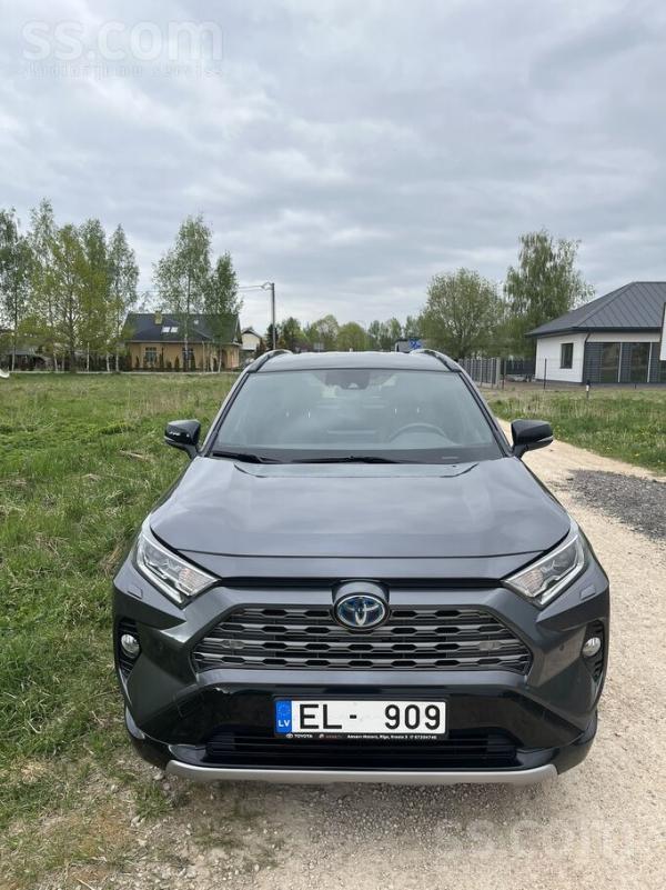 Grey Toyota RAV4 2021 in Riga, with an engine capacity of 2.50 L and mileage of 123 thousand km for 23500 €, photo 1 on AUTOMOTO.COM.LV