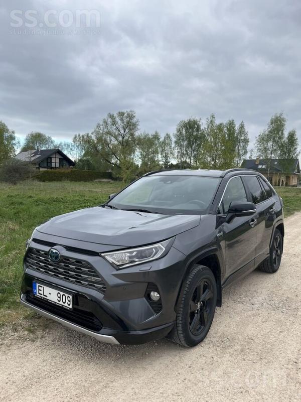 Grey Toyota RAV4 2021 in Riga, with an engine capacity of 2.50 L and mileage of 123 thousand km for 23500 €, photo 2 on AUTOMOTO.COM.LV