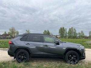 Grey Toyota RAV4 2021 in Riga, with an engine capacity of 2.50 L and mileage of 123 thousand km for 23500 €, photo 4 on AUTOMOTO.COM.LV