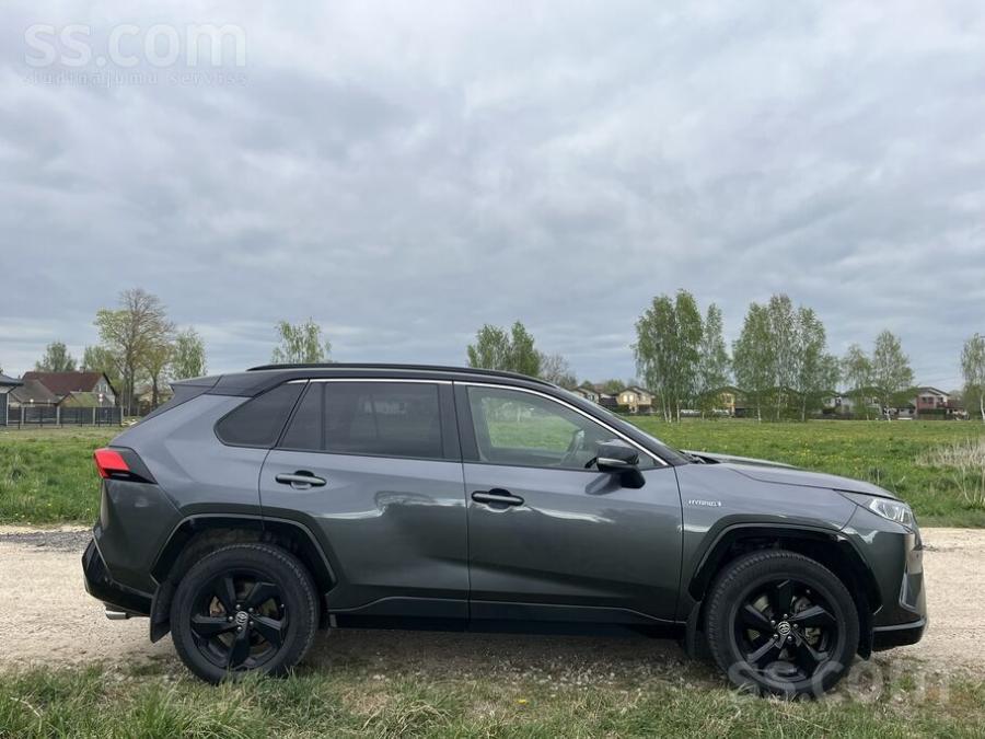 Grey Toyota RAV4 2021 in Riga, with an engine capacity of 2.50 L and mileage of 123 thousand km for 23500 €, photo 4 on AUTOMOTO.COM.LV