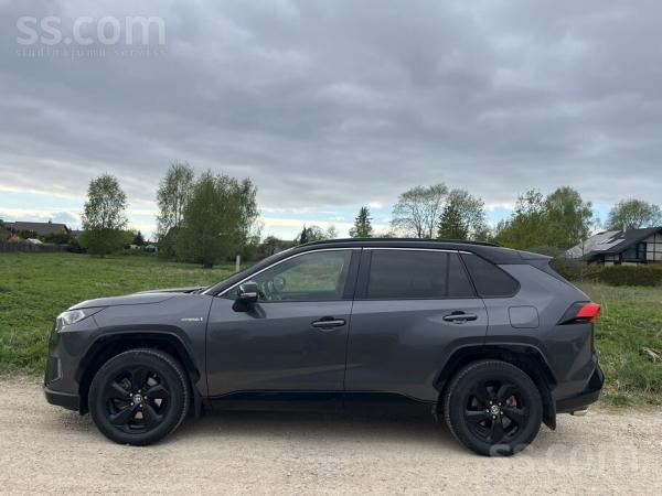 Grey Toyota RAV4 2021 in Riga, with an engine capacity of 2.50 L and mileage of 123 thousand km for 23500 €, photo 4 on AUTOMOTO.COM.LV