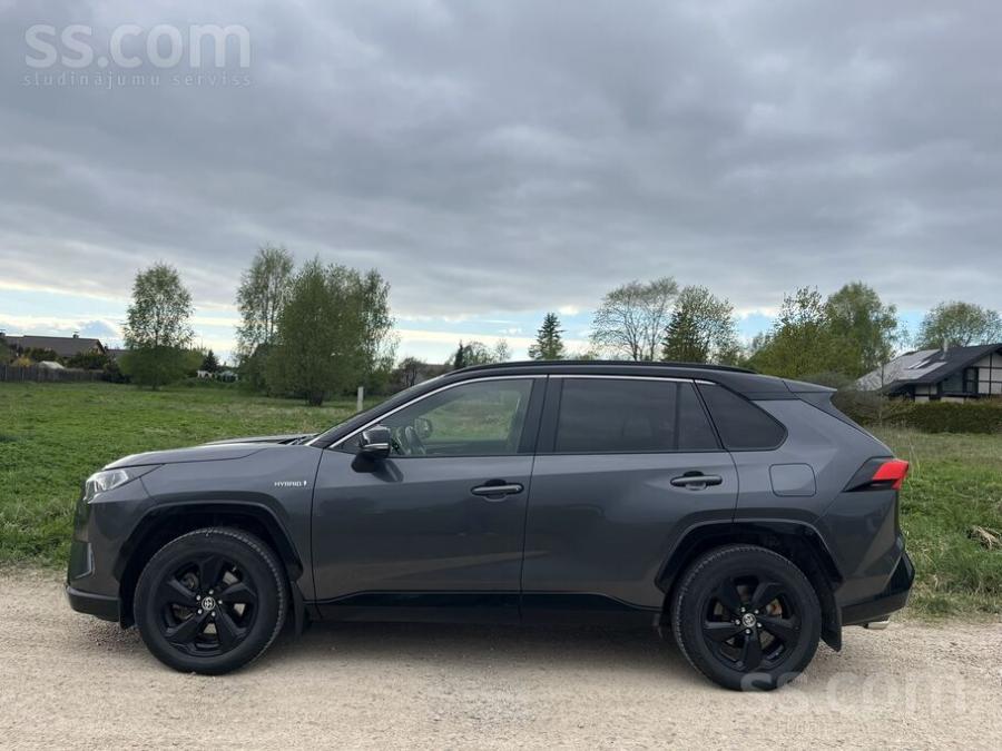Grey Toyota RAV4 2021 in Riga, with an engine capacity of 2.50 L and mileage of 123 thousand km for 23500 €, photo 5 on AUTOMOTO.COM.LV