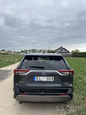 Grey Toyota RAV4 2021 in Riga, with an engine capacity of 2.50 L and mileage of 123 thousand km for 23500 €, photo 7 on AUTOMOTO.COM.LV
