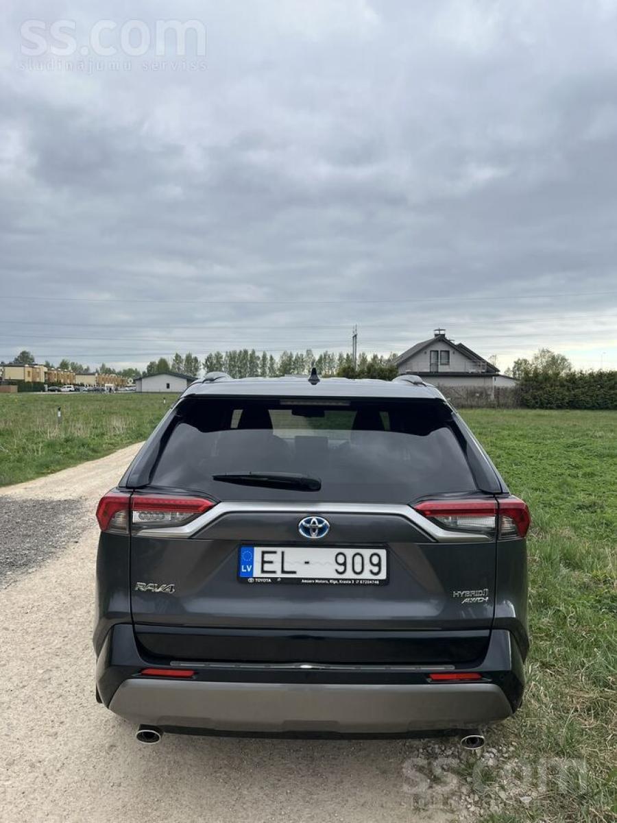 Grey Toyota RAV4 2021 in Riga, with an engine capacity of 2.50 L and mileage of 123 thousand km for 23500 €, photo 7 on AUTOMOTO.COM.LV