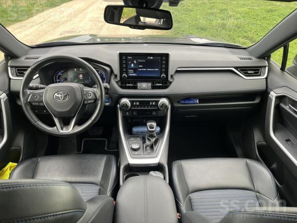 Grey Toyota RAV4 2021 in Riga, with an engine capacity of 2.50 L and mileage of 123 thousand km for 23500 €, photo 8 on AUTOMOTO.COM.LV