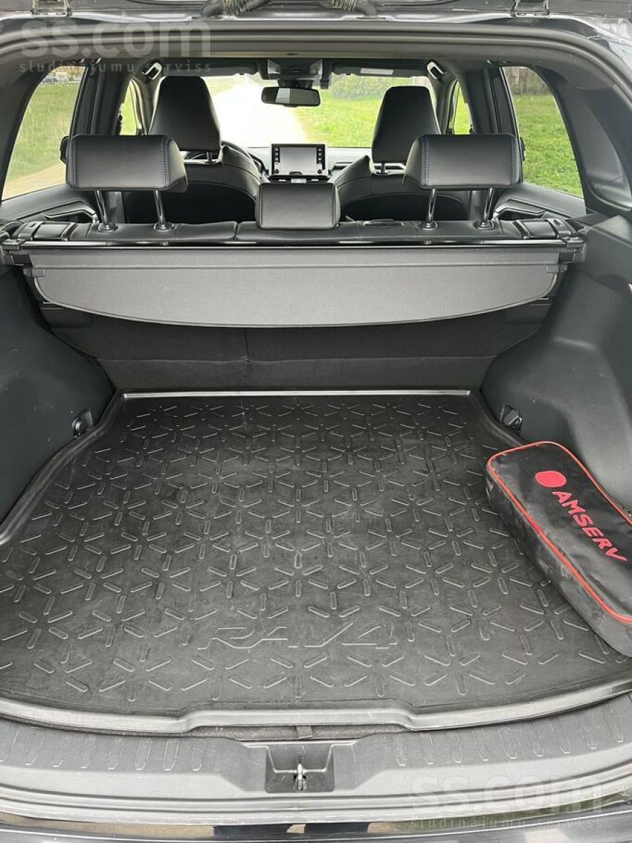 Grey Toyota RAV4 2021 in Riga, with an engine capacity of 2.50 L and mileage of 123 thousand km for 23500 €, photo 12 on AUTOMOTO.COM.LV