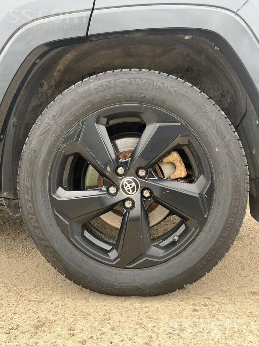 Grey Toyota RAV4 2021 in Riga, with an engine capacity of 2.50 L and mileage of 123 thousand km for 23500 €, photo 13 on AUTOMOTO.COM.LV