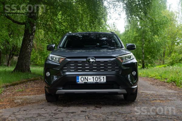 Grey Toyota RAV4 2021 in Riga, with an engine capacity of 2.00 L and mileage of 66 thousand km for 22900 €, photo 2 on AUTOMOTO.COM.LV