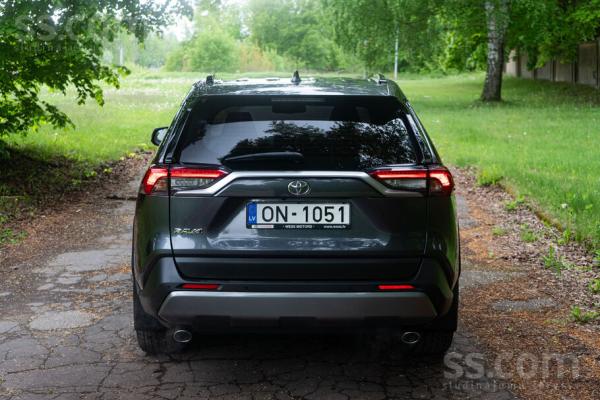 Grey Toyota RAV4 2021 in Riga, with an engine capacity of 2.00 L and mileage of 66 thousand km for 22900 €, photo 5 on AUTOMOTO.COM.LV