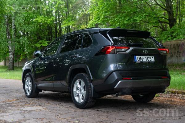 Grey Toyota RAV4 2021 in Riga, with an engine capacity of 2.00 L and mileage of 66 thousand km for 22900 €, photo 6 on AUTOMOTO.COM.LV