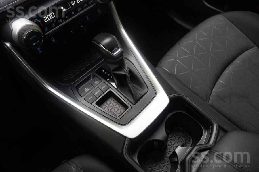 Pelēks Toyota RAV4 2021 Rīga, ar dzinēja tilpumu 2.00 L un nobraukumu 66 tūkst. km par 22900 €, foto 15 vietnē AUTOMOTO.COM.LV
