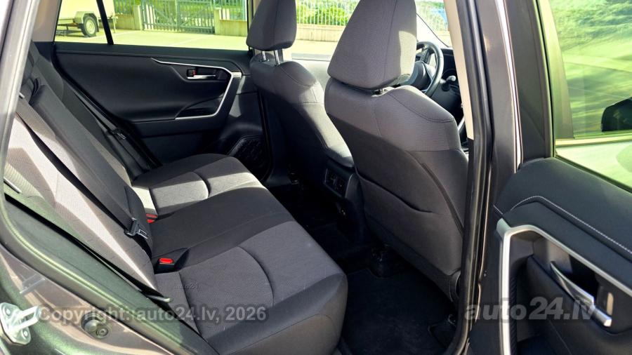 Pelēks Toyota RAV4 2021 Tallina, ar dzinēja tilpumu 2.00 L un nobraukumu 69 tūkst. km par 24900 €, foto 13 vietnē AUTOMOTO.COM.LV