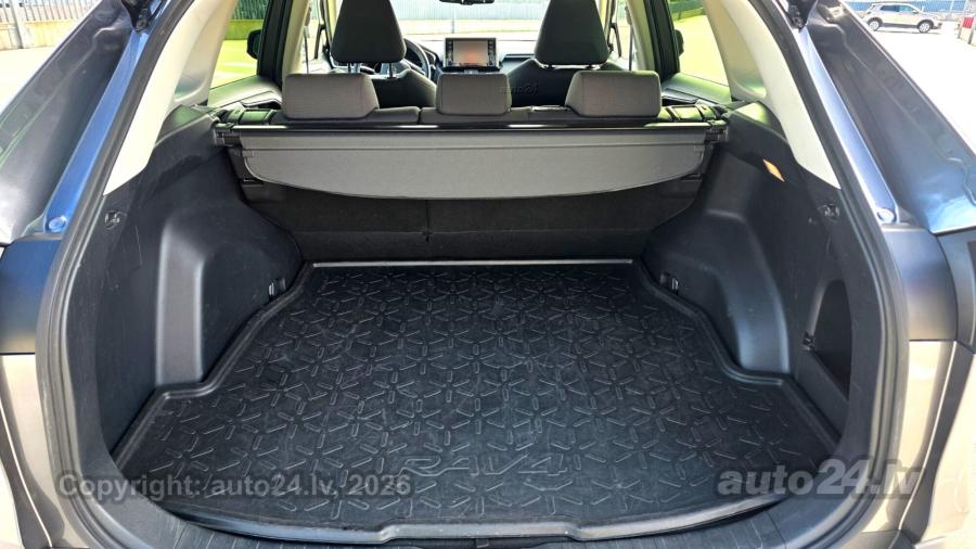 Pelēks Toyota RAV4 2021 Tallina, ar dzinēja tilpumu 2.00 L un nobraukumu 69 tūkst. km par 24900 €, foto 14 vietnē AUTOMOTO.COM.LV