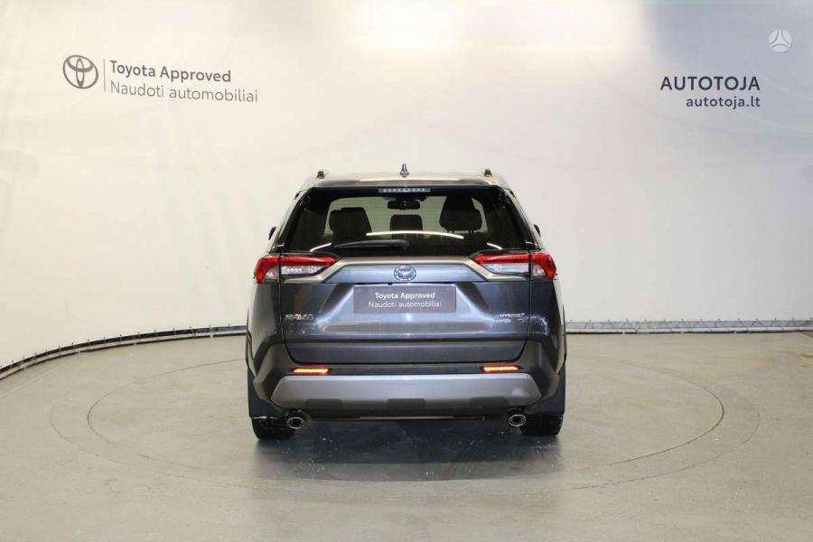 Grey Toyota RAV4 2021 in Kaunas, with an engine capacity of 2.49 L and mileage of 160 thousand km for 27500 €, photo 5 on AUTOMOTO.COM.LV