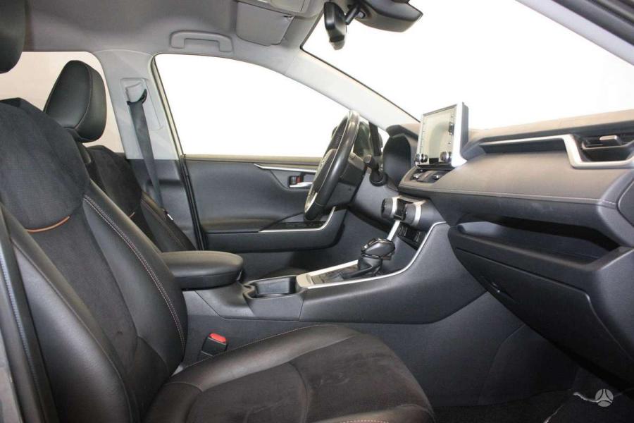 Grey Toyota RAV4 2021 in Kaunas, with an engine capacity of 2.49 L and mileage of 160 thousand km for 27500 €, photo 7 on AUTOMOTO.COM.LV