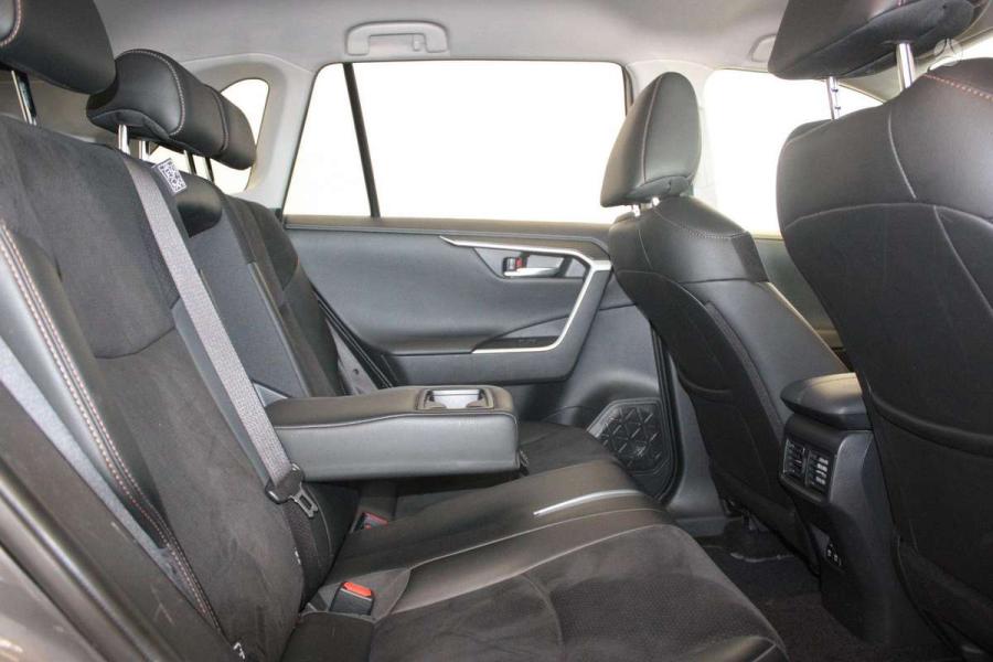 Grey Toyota RAV4 2021 in Kaunas, with an engine capacity of 2.49 L and mileage of 160 thousand km for 27500 €, photo 8 on AUTOMOTO.COM.LV